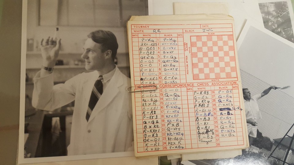 Sabe quem é Sir John Cornforth ? Prémio Nobel da Química 1975 ...