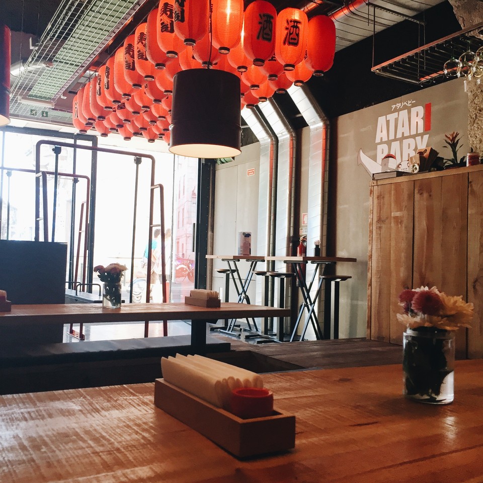 Atari Baby: Comida japonesa, Arcade e Karaoke - Rita da Nova